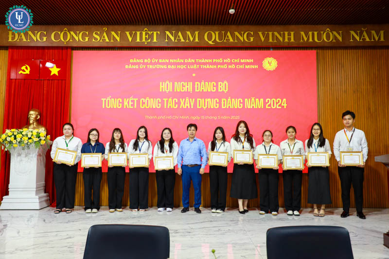 Nhiều tập thể, cá nhân được khen thưởng tại hội nghị sơ kết 4 năm thực hiện Kết luận số 01-KL/TW ...